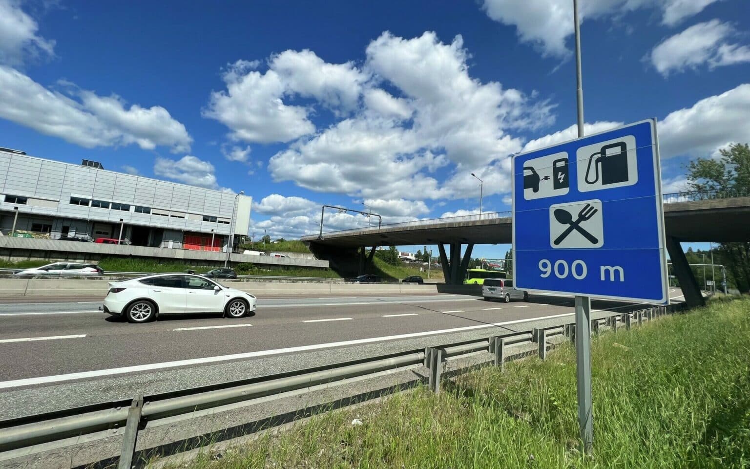 Elbilister savner bedre skilting langs veien - Norsk elbilforening